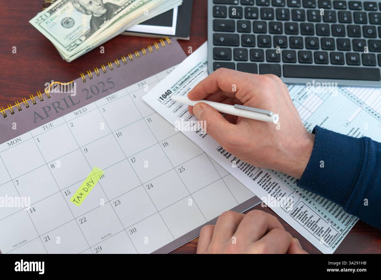 April 2025 calendar page hi-res stock photography and images - Alamy