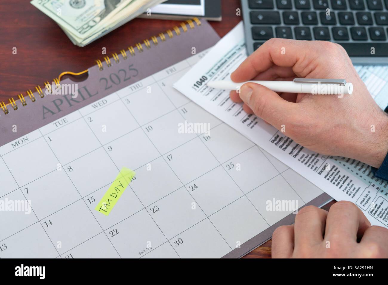 April 2025 blank calendar hi-res stock photography and images - Alamy