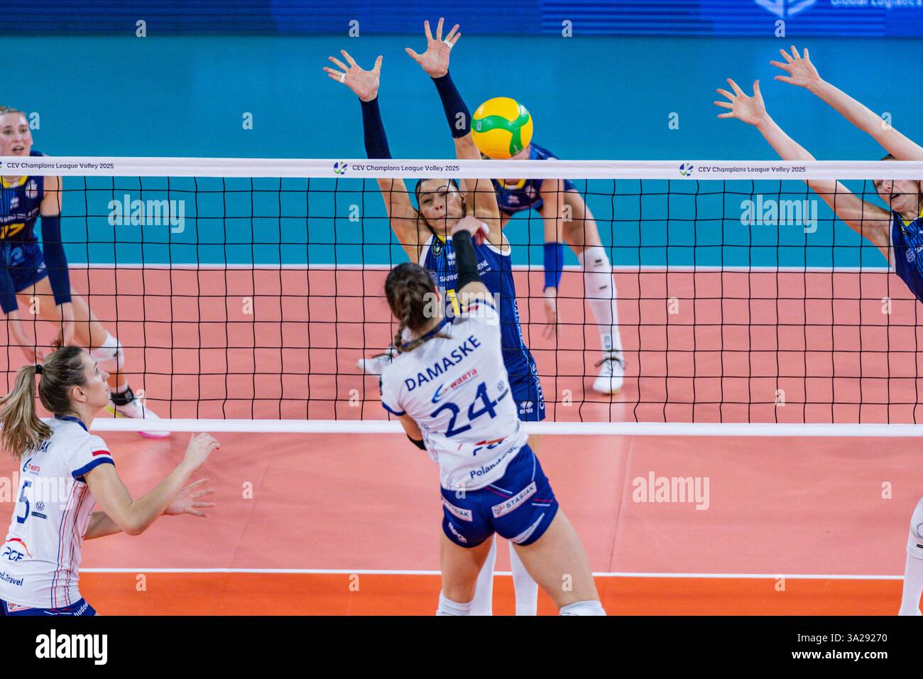 Paulina Damaske (PGE Grot Budowlani Lodz) vs Ana Carolina da Silva ...