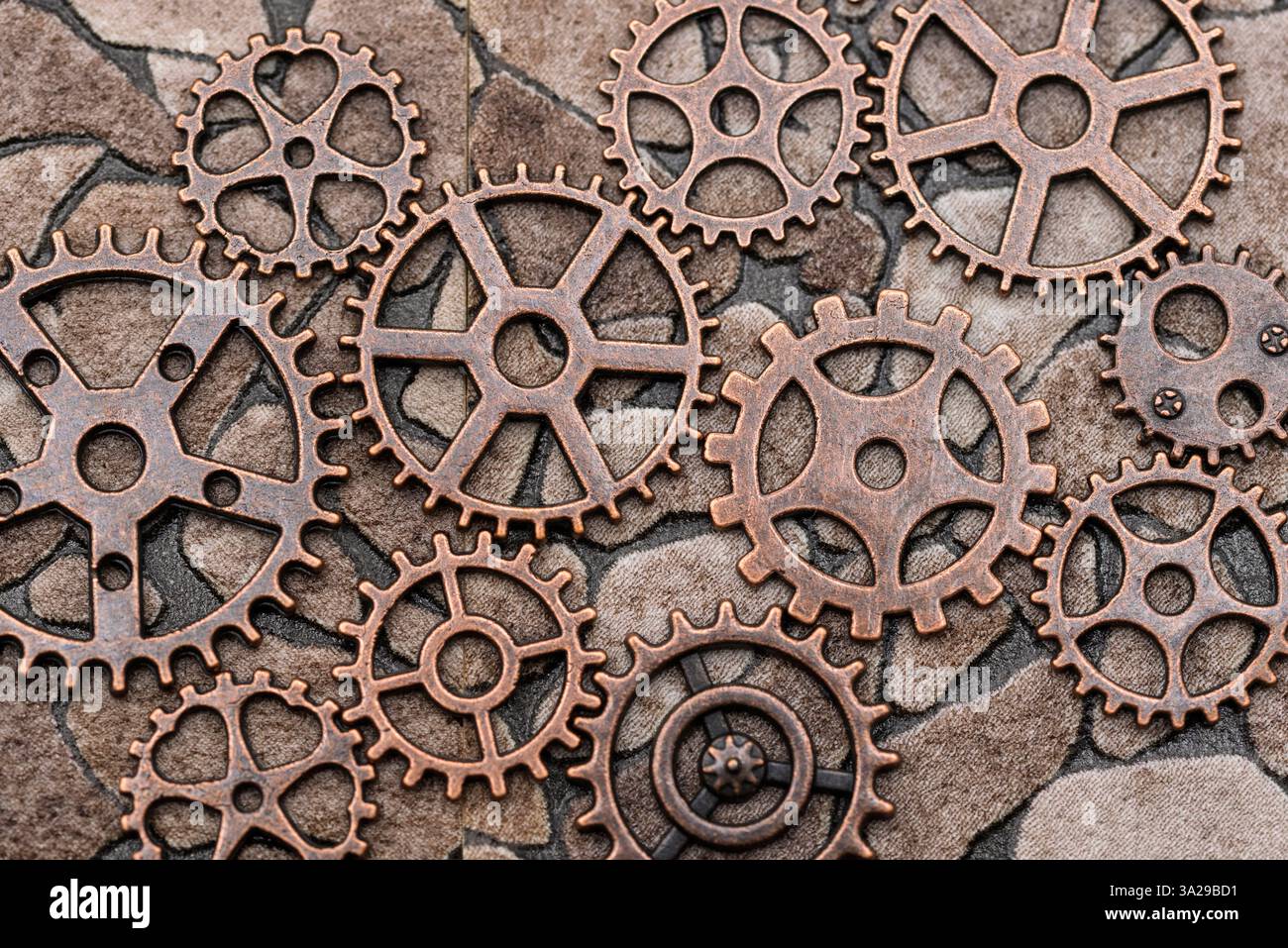 Engranajes metálicos de cobre y bronce sobre una superficie rugosa ...