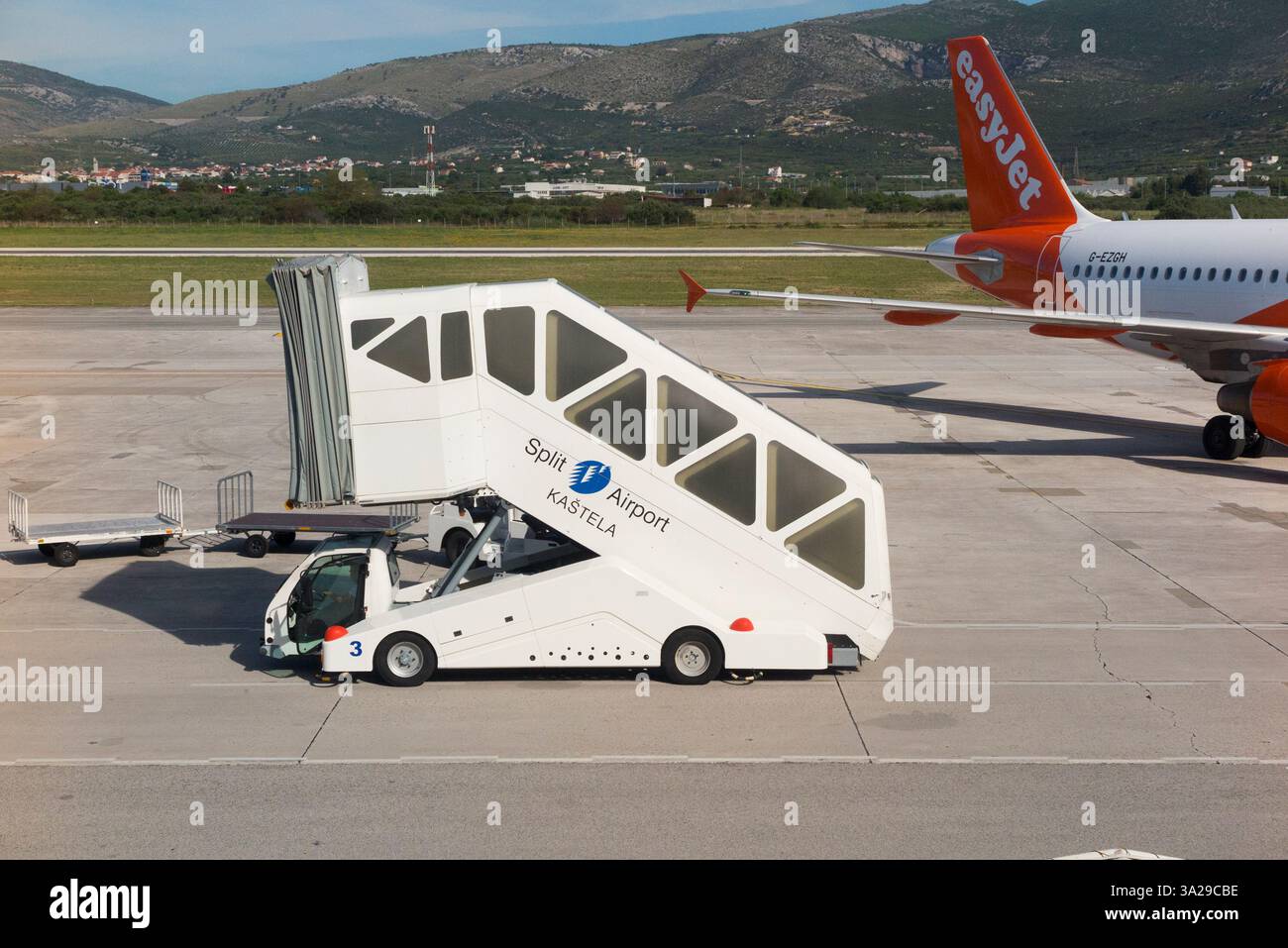 Airport Passenger Step Vehicle / self propelled mobile stairs steps for ...