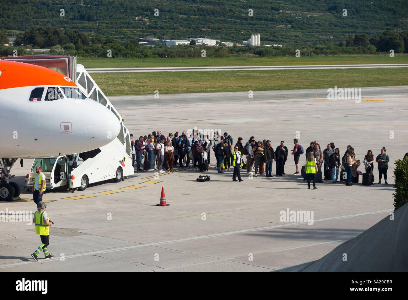 Passenger / passengers disembark disembarking Easy Jet / Easyjet Airbus ...