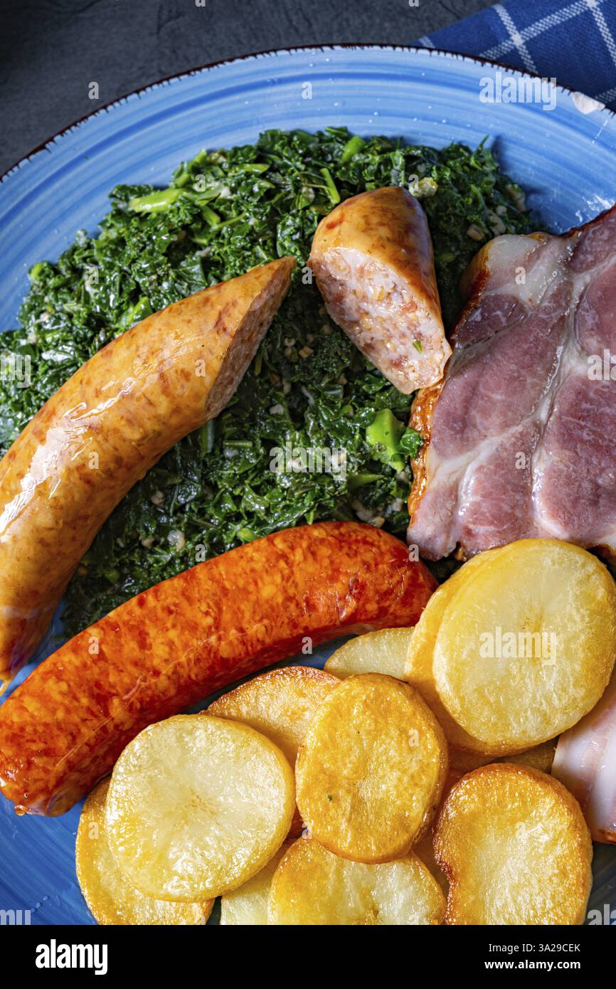 Delicious Oldenburg kale with Pinkelwurst sausage Stock Photo - Alamy