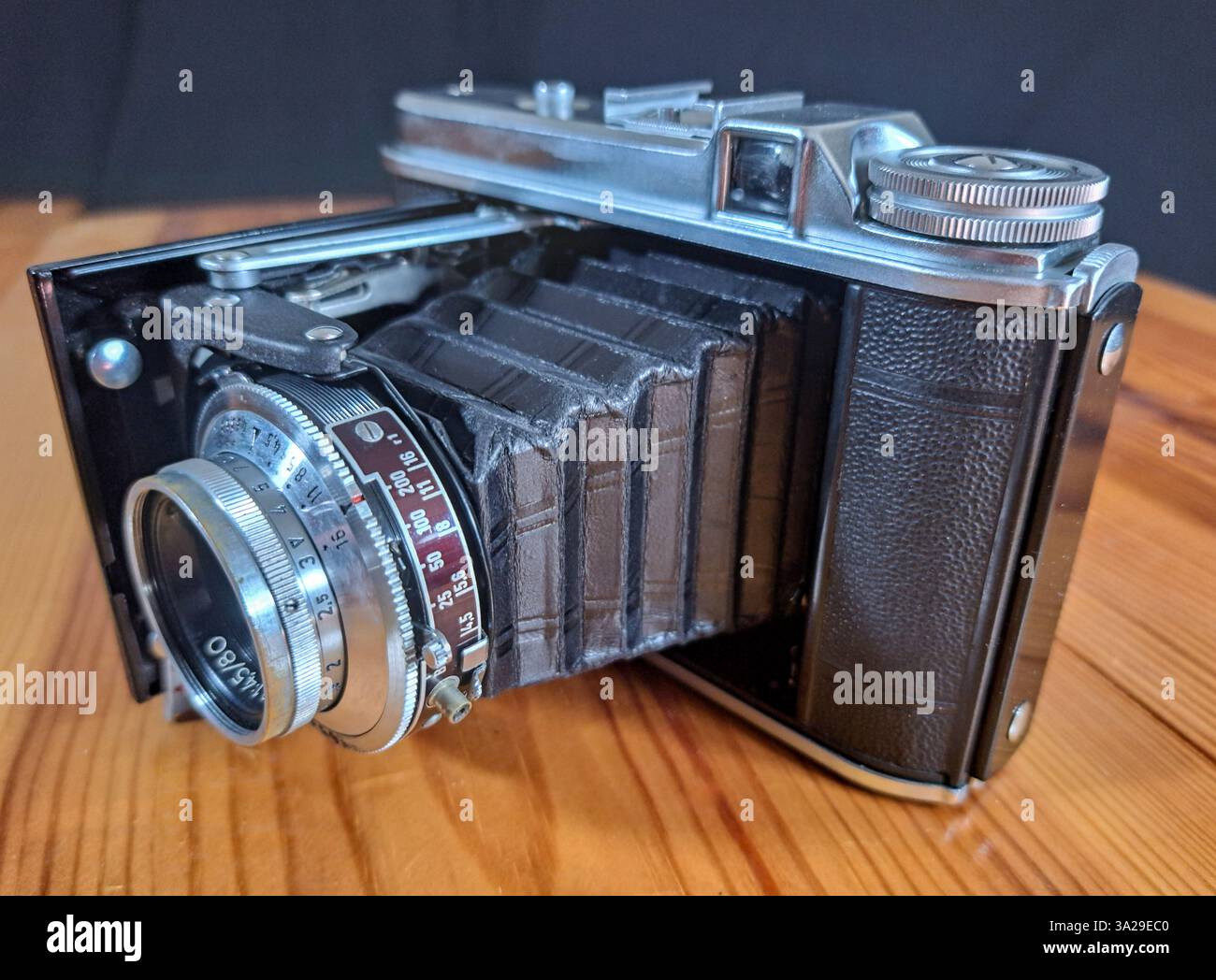 A 1950s vintage analogue manual roll film camera Stock Photo - Alamy