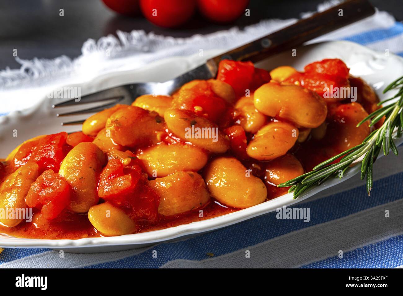 Gigantes Plaki Baked beans in tomato sauce Stock Photo - Alamy