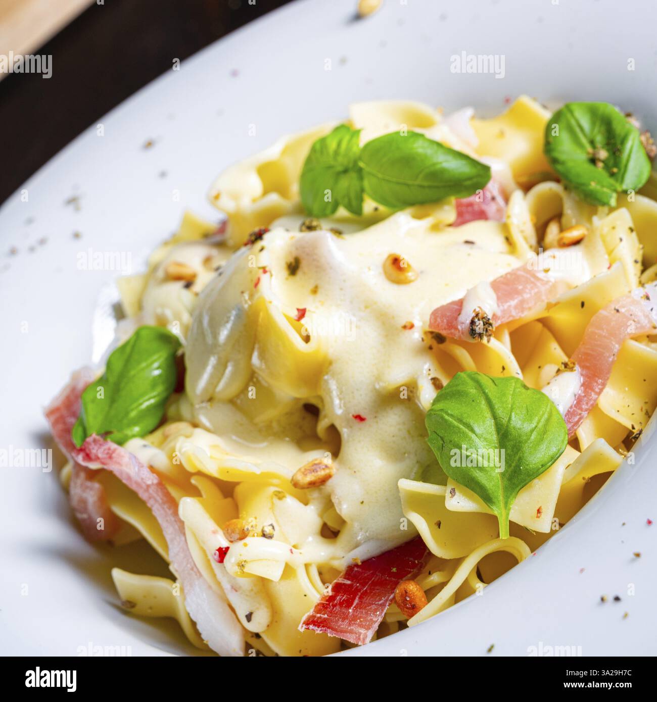 Tagliatelle with Gorgonzola Masarpone sauce and ham Stock Photo - Alamy