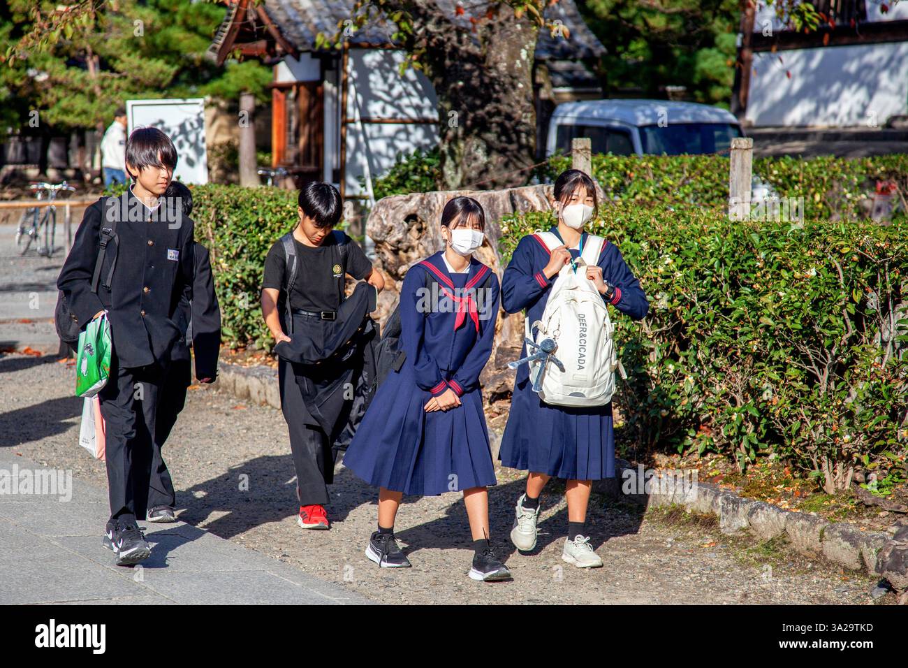 Schoolkids in face masks hi-res stock photography and images - Alamy