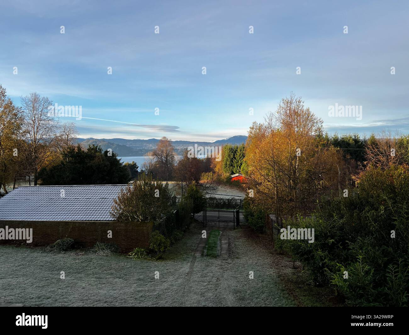 Casa frente al lago hi-res stock photography and images - Alamy