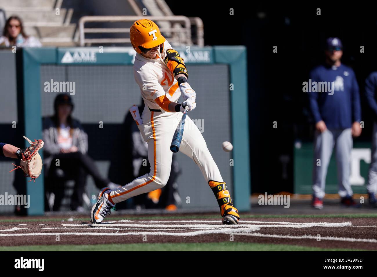 Tennessee Volunteers third baseman Manny Marin (4) at bat against the ...