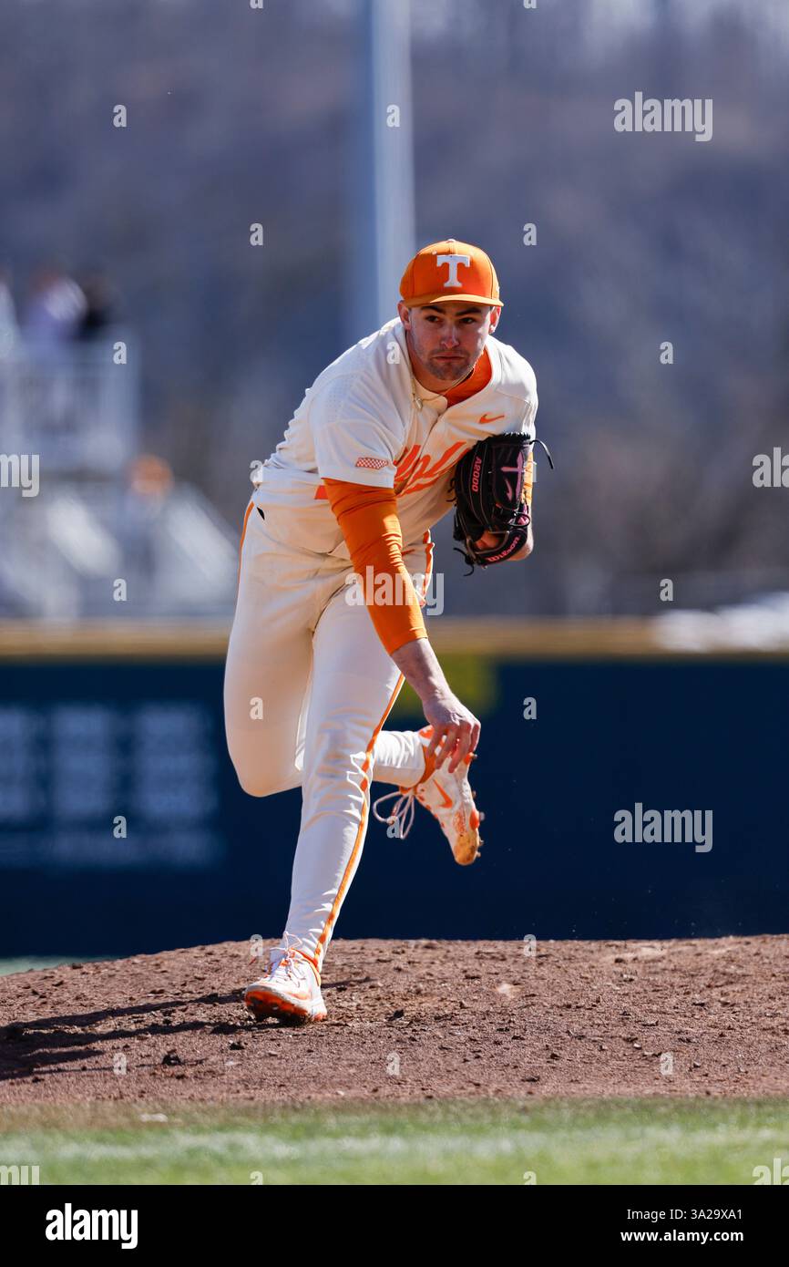 Tennessee Volunteers relief pitcher Austin Breedlove (18) in action ...