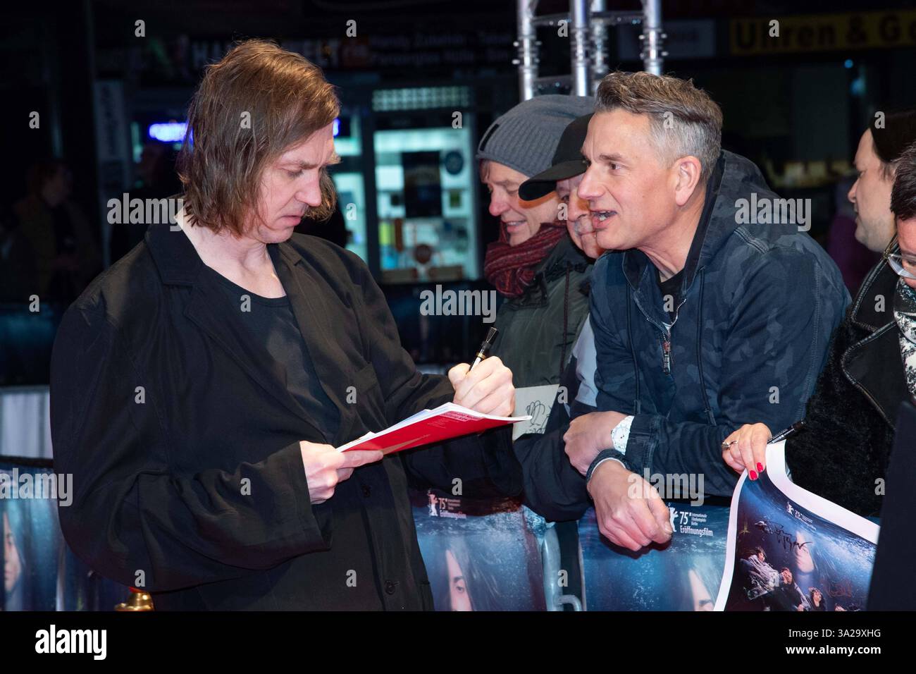 Lars EIDINGER, Schauspieler, schreibt Autogramme, Filmpremiere DAS ...