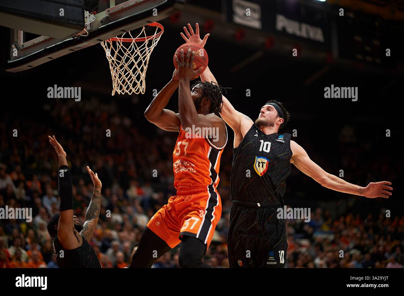 Semi Ojeleye of Valencia basket (L) and Zach Hankins of U-BT Cluj ...