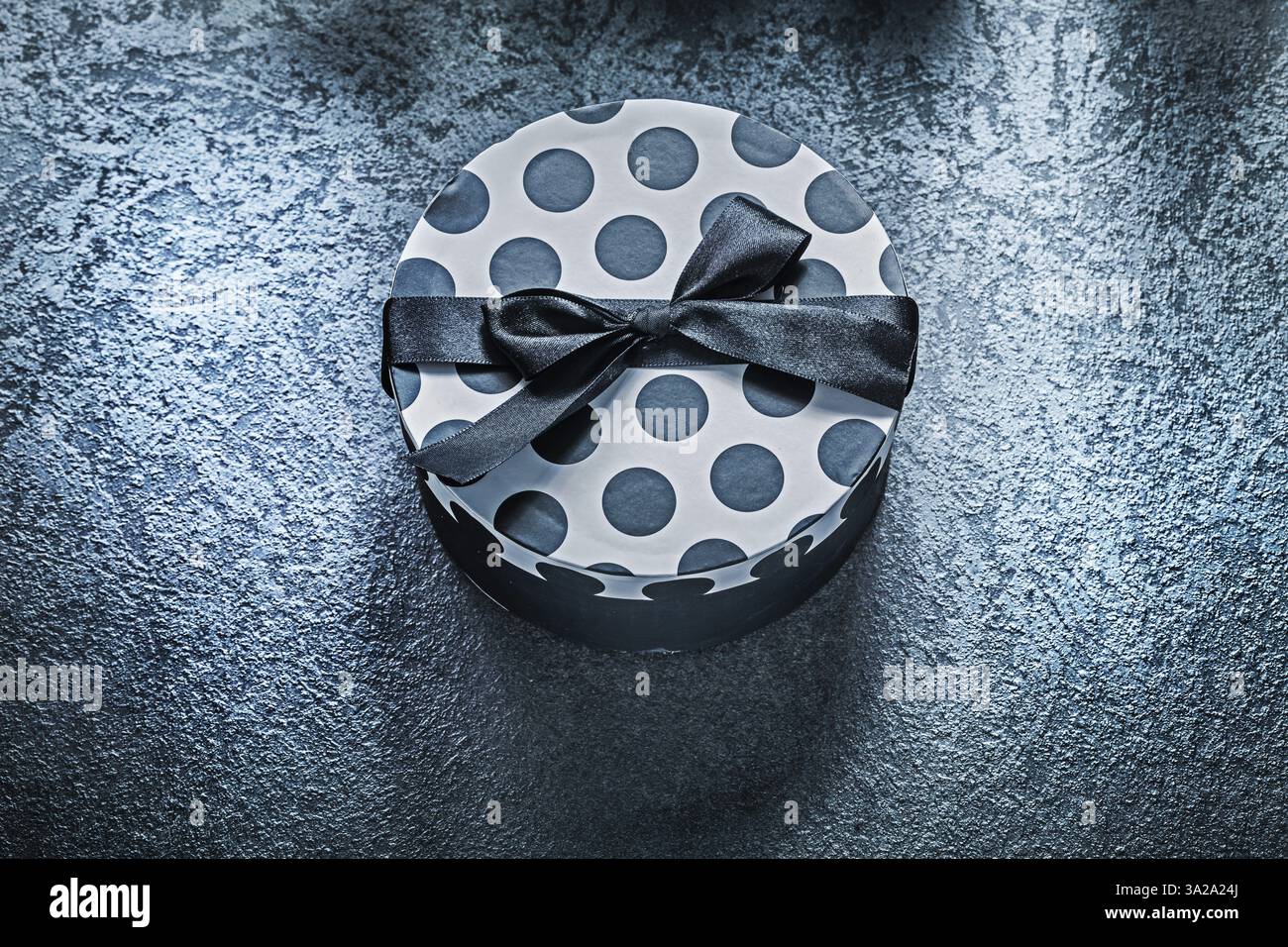 Round gift box on black background celebrations concept Stock Photo - Alamy