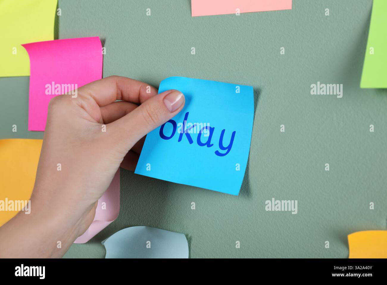 Sticking notes on wall positive hi-res stock photography and images - Alamy