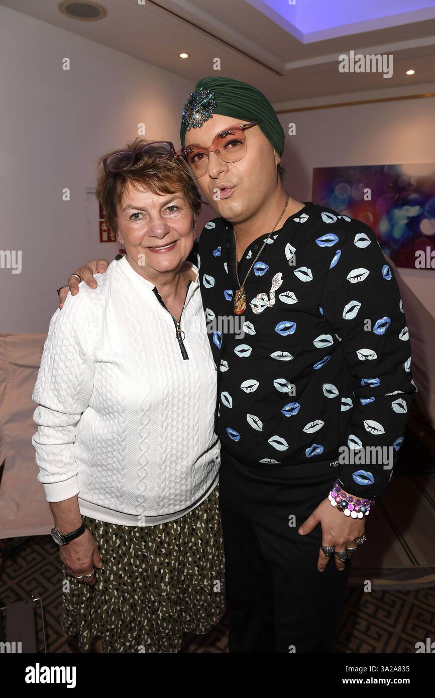 Julian F. M. Stoeckel und seine Mutter Christiane Stoeckel beim Event ...