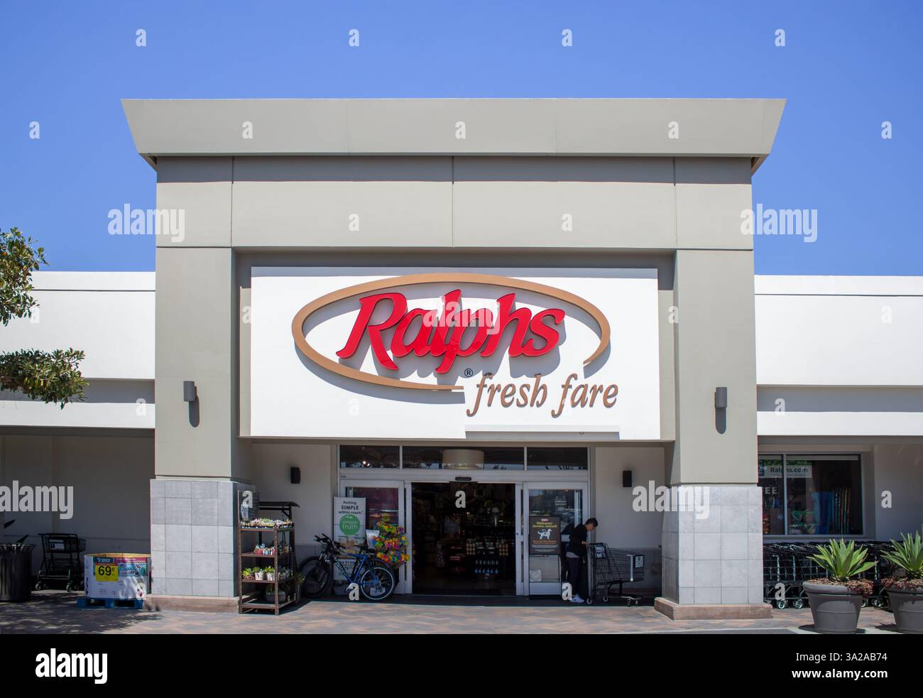 Upper class grocery store hi-res stock photography and images - Alamy