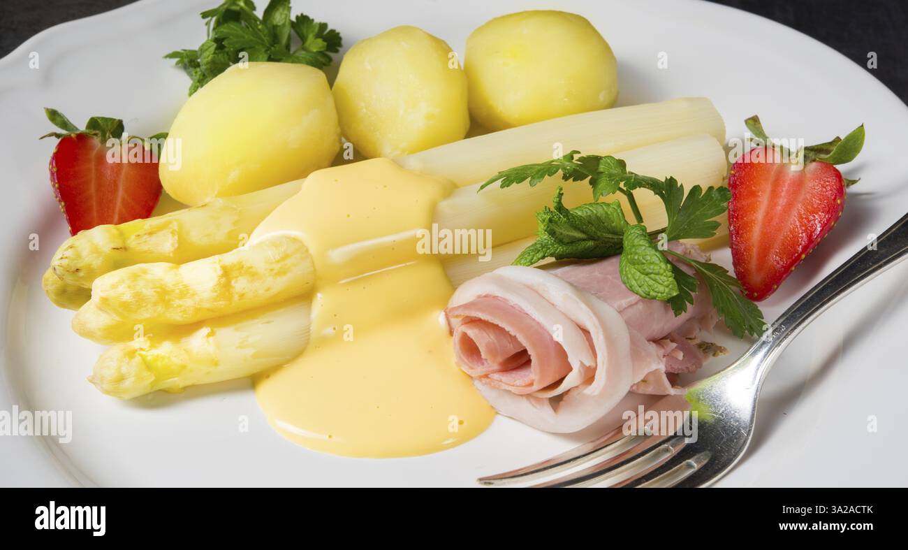 Asparagus with light ham and bechamel sauce Stock Photo - Alamy