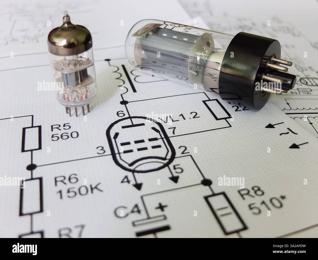 Electronic circuit of a vacuum tube amplifier with radio tubes and ...