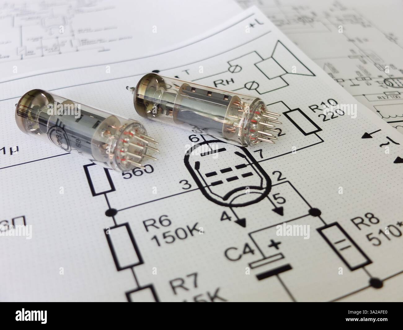 Electronic circuit of a vacuum tube amplifier with radio tubes and ...