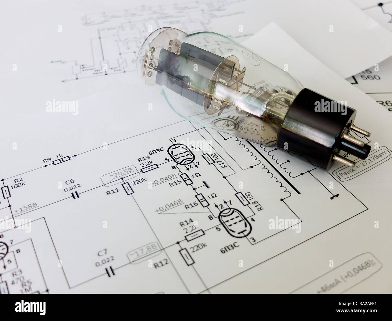 Electronic circuit of a vacuum tube amplifier with radio tubes and ...