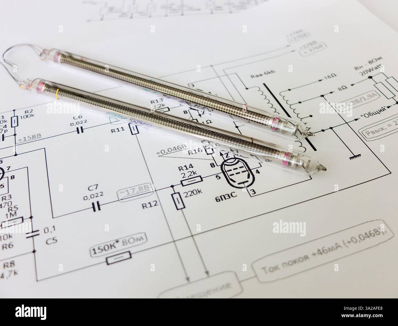 Electronic circuit of a vacuum tube amplifier with radio tubes and ...