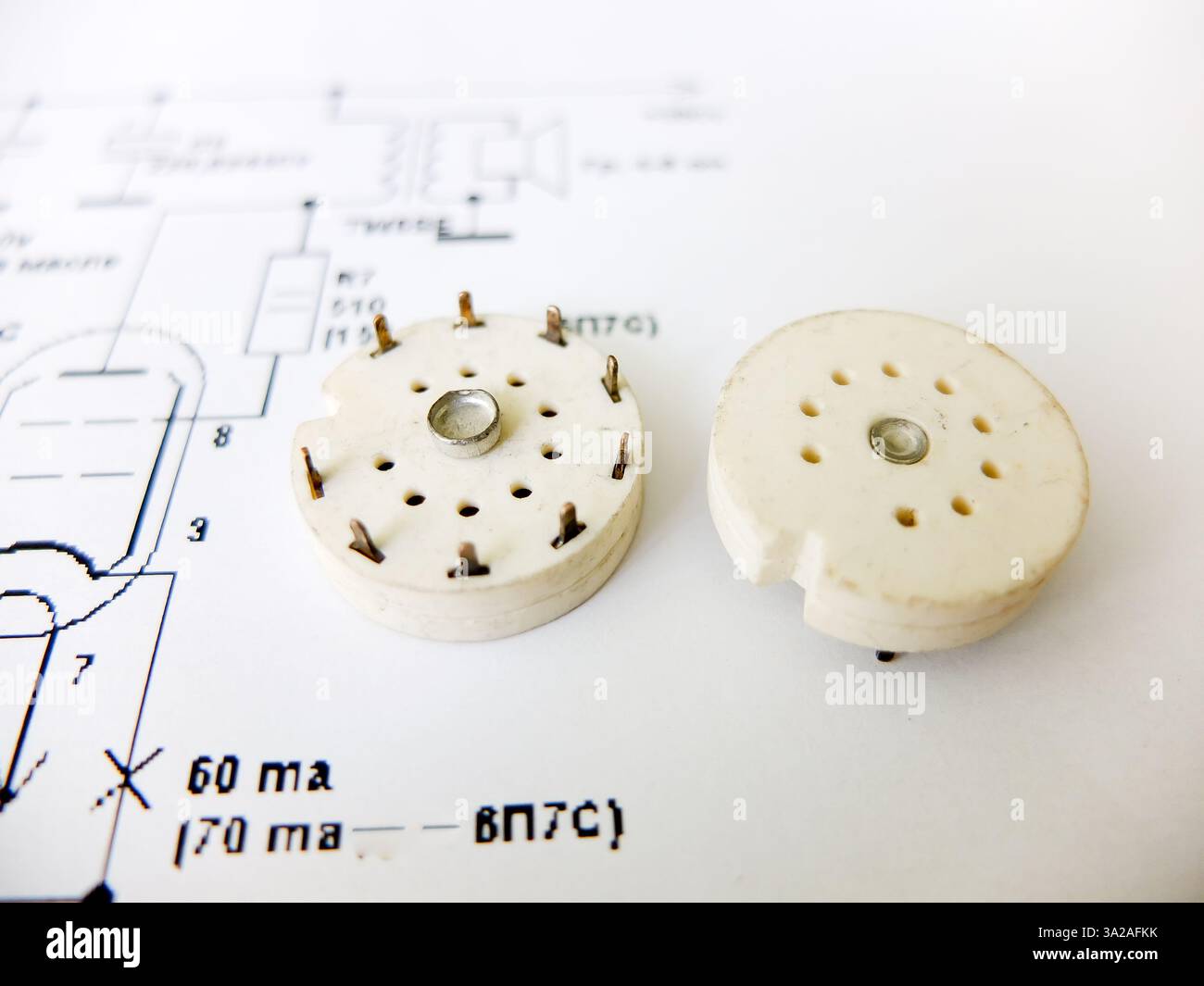 Electronic circuit of a vacuum tube amplifier with radio tubes and ...