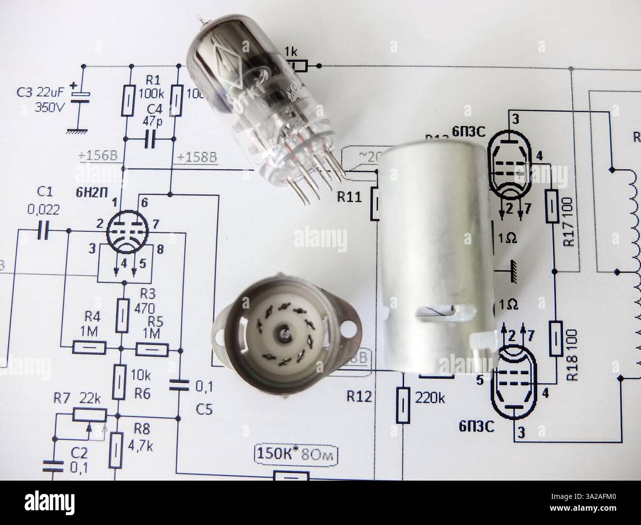 Electronic circuit of a vacuum tube amplifier with radio tubes and ...