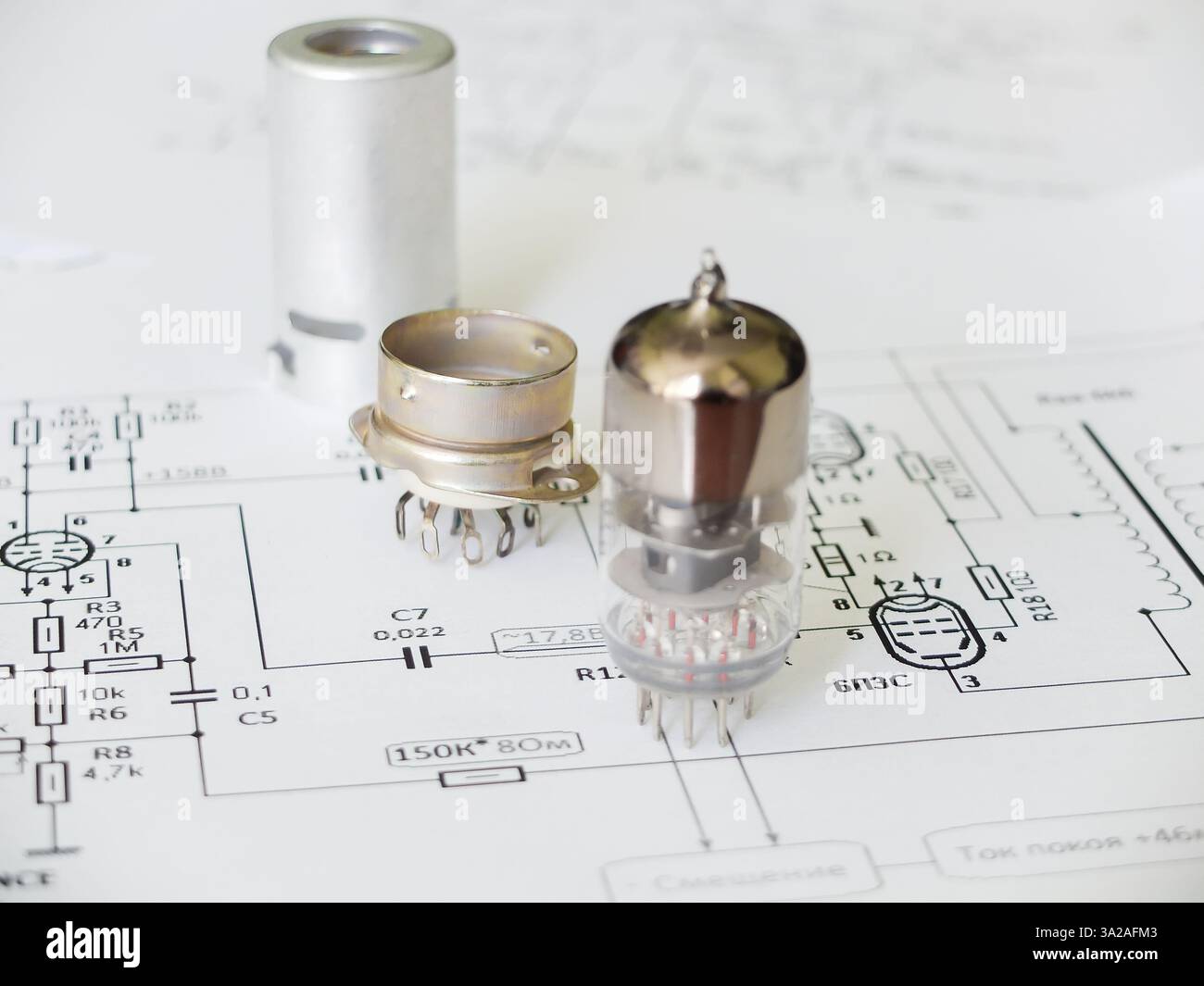 Electronic circuit of a vacuum tube amplifier with radio tubes and ...