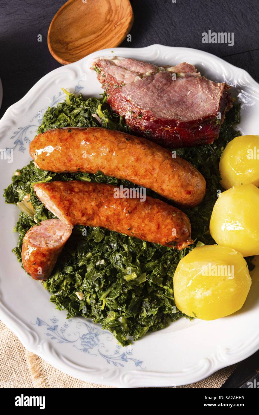 Oldenburg kale with pinkelwurst and smoked pork loin Stock Photo - Alamy