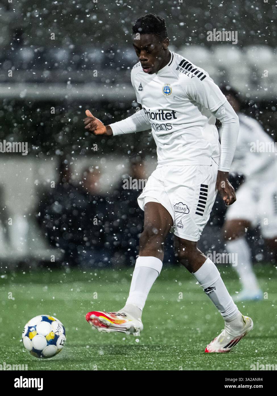 250312 Utsiktens David Tokpah under träningsmatchen i fotboll mellan ...