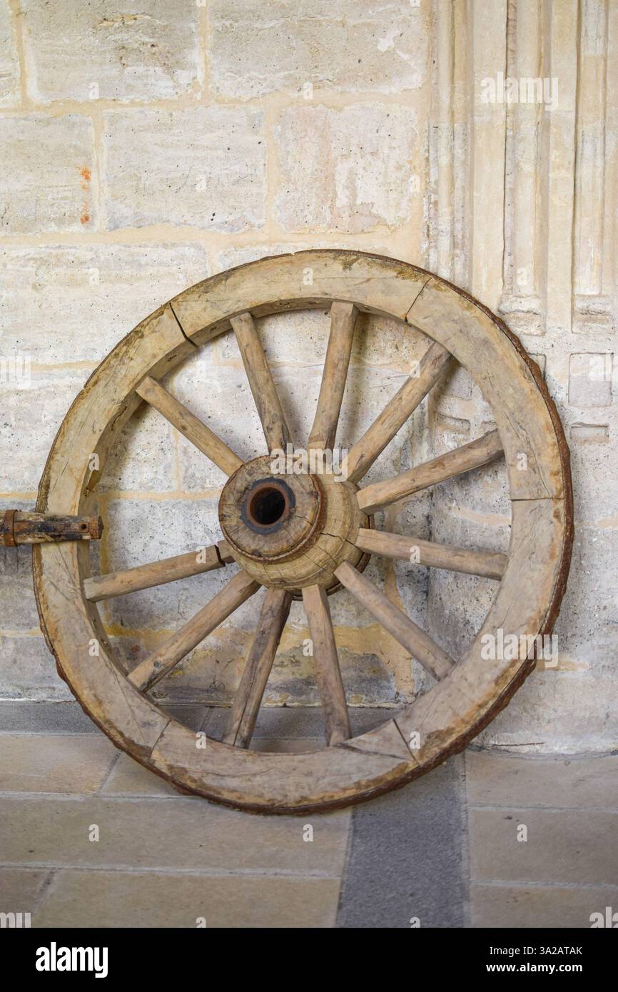 Antique wooden carriage wheel exposed on the street Stock Photo - Alamy