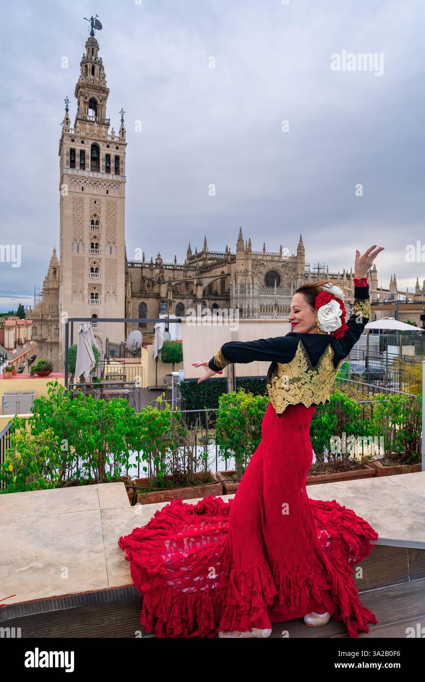 Traditional woman dancing flamenco Stock Photo - Alamy