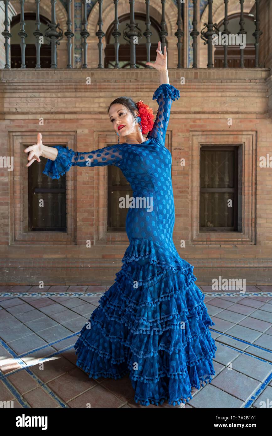 Traditional woman dancing flamenco Stock Photo - Alamy