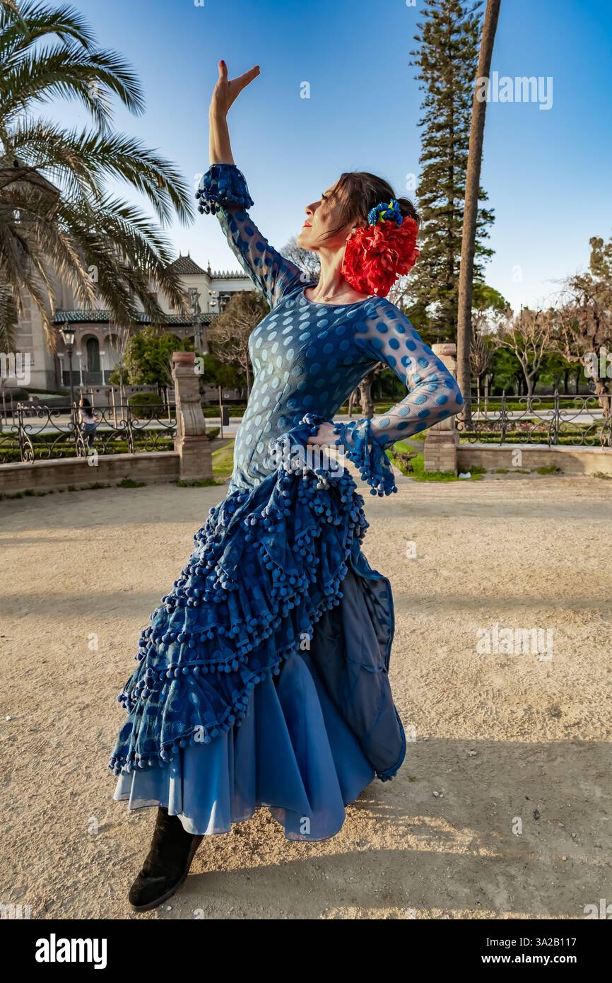 Traditional woman dancing flamenco Stock Photo - Alamy