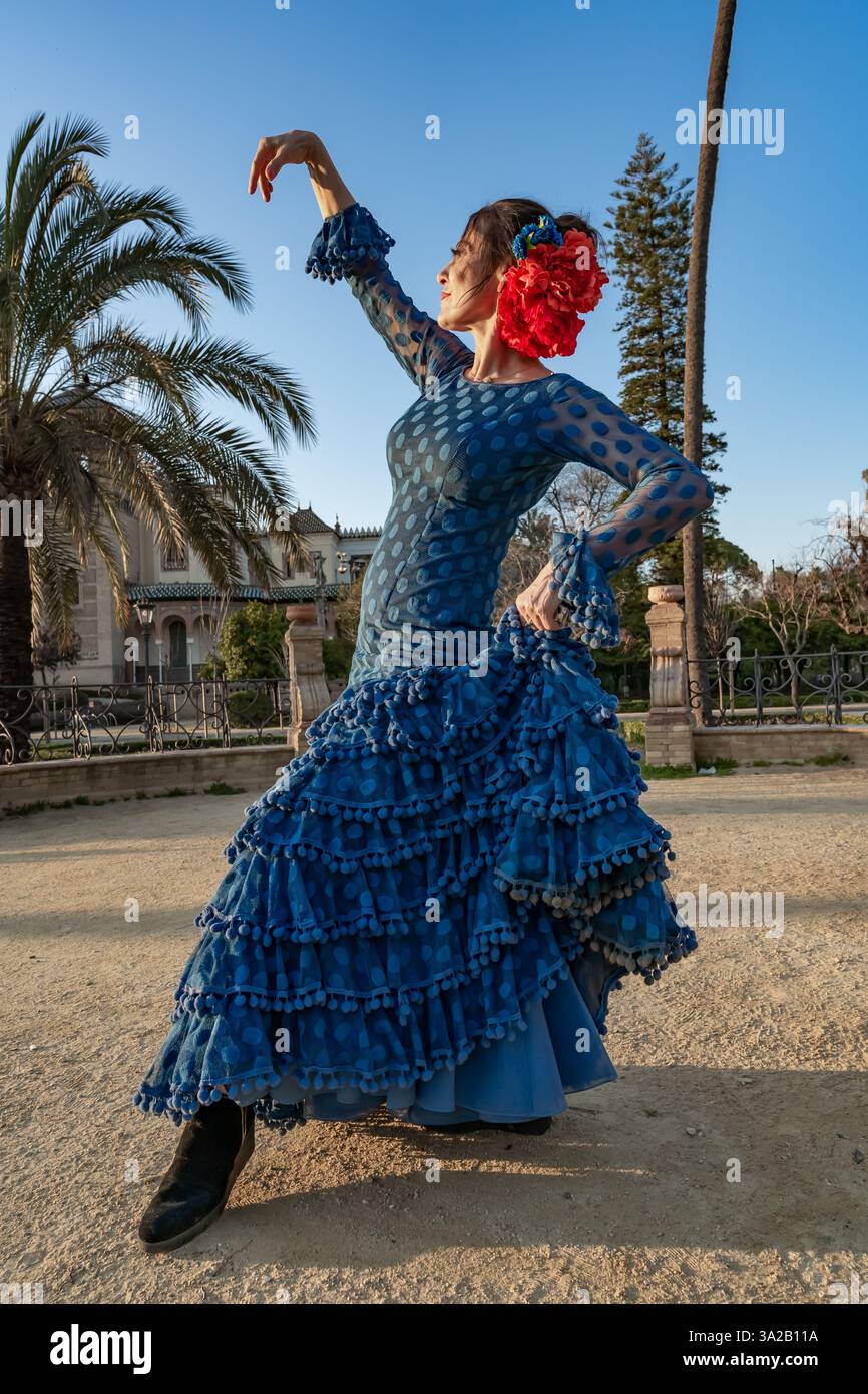Traditional woman dancing flamenco Stock Photo - Alamy