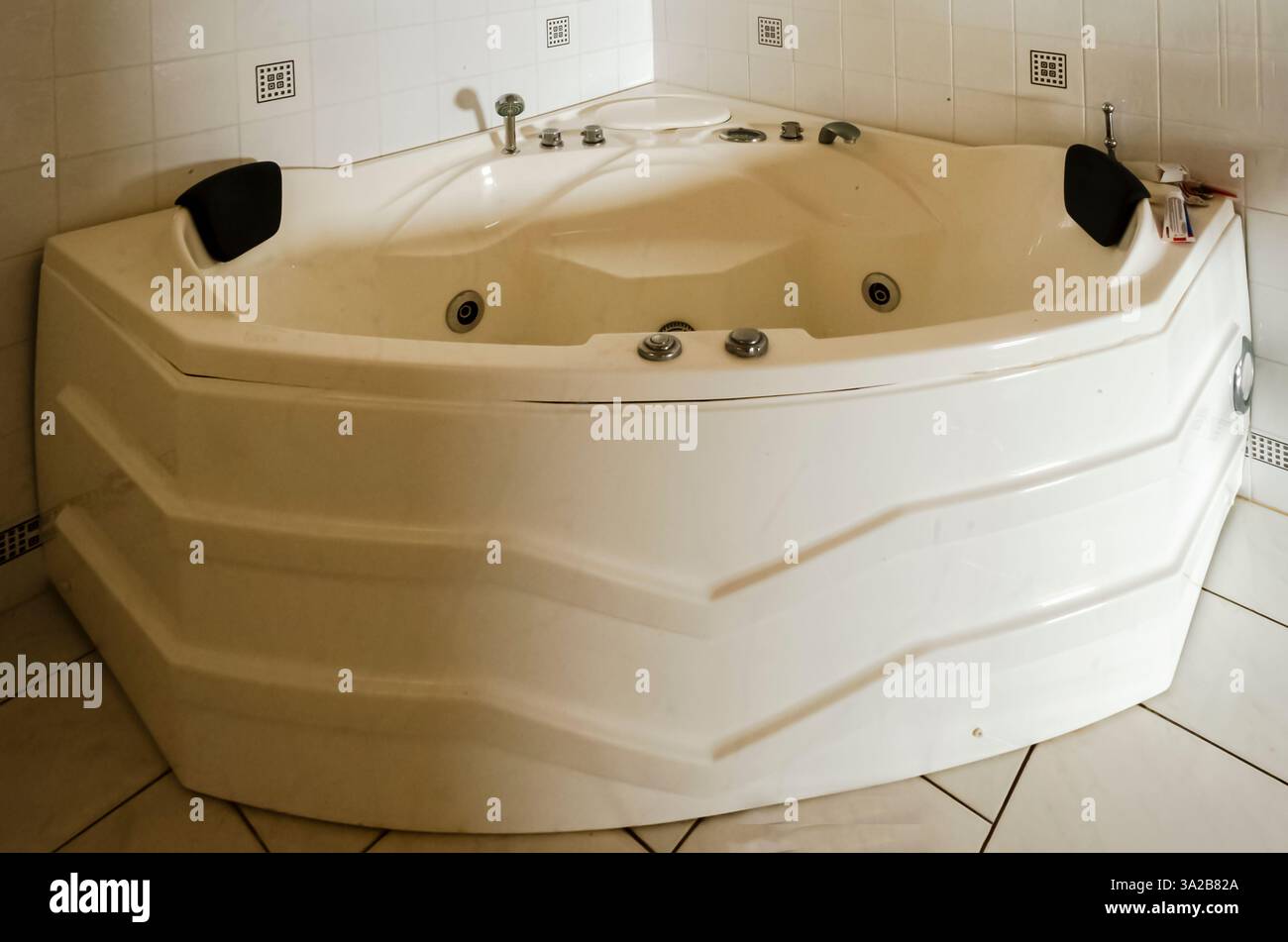 Jet jetted bathtub hi-res stock photography and images - Alamy