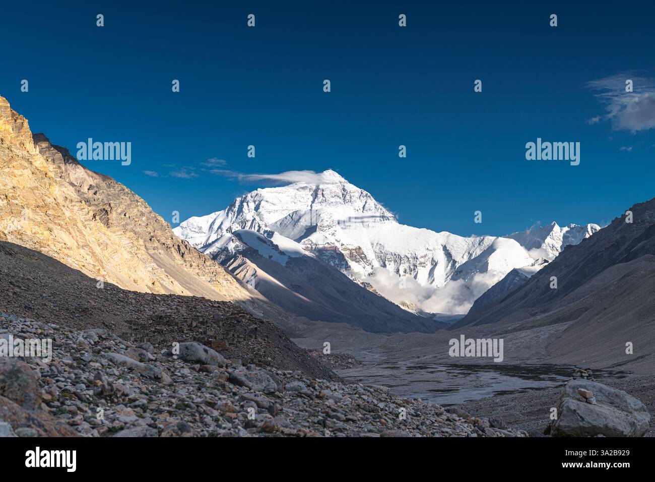 Mount Everest and stacked Mani stones near the north side of Everest ...