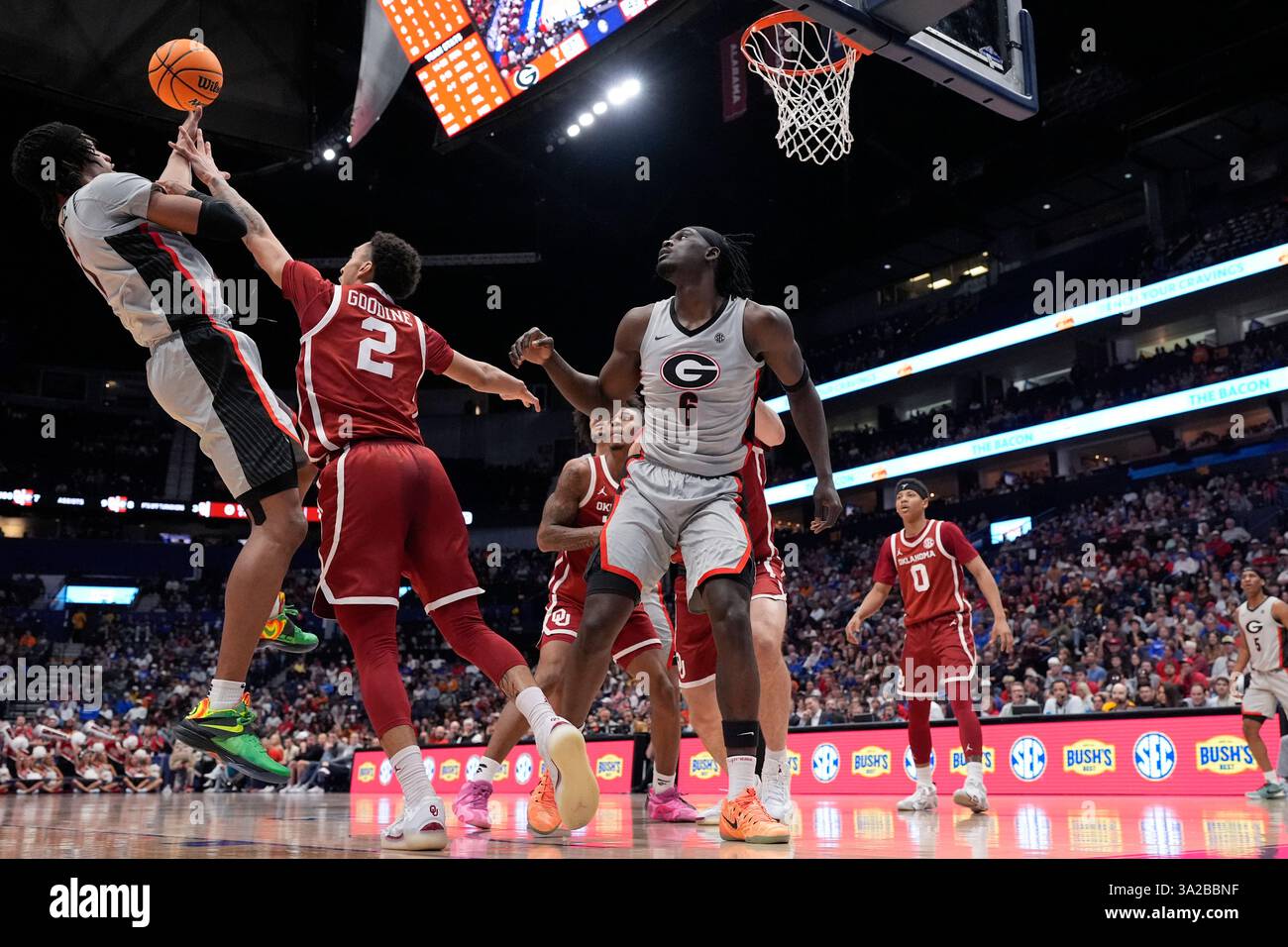 Georgia guard Tyrin Lawrence (7) shoots past Oklahoma guard Brycen ...