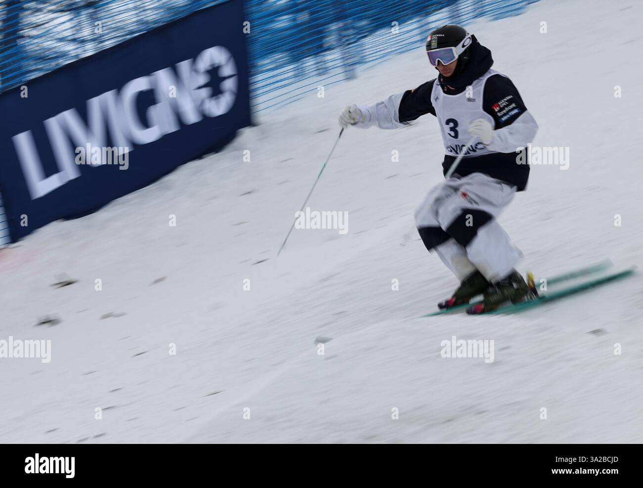 (250313) -- LIVIGNO, March 13, 2025 (Xinhua) -- Filip Gravenfors of ...