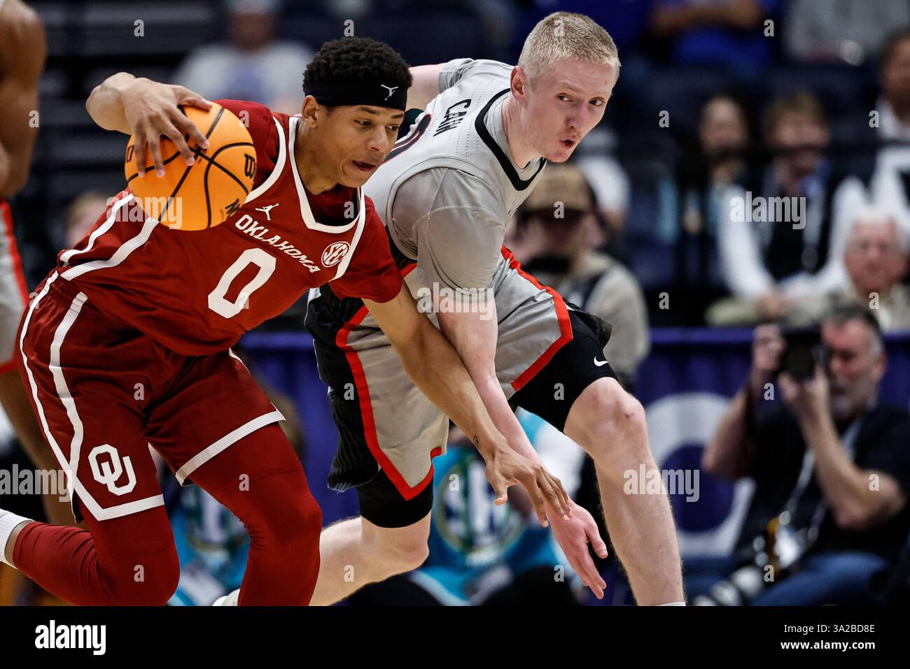Oklahoma guard Jeremiah Fears (0) moves against Georgia guard Blue Cain ...
