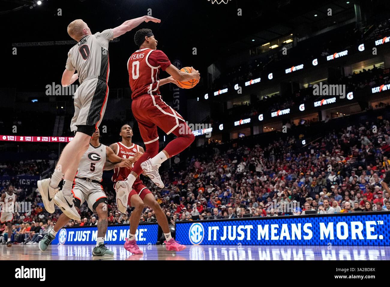 Oklahoma guard Jeremiah Fears (0) shoots against Georgia guard Blue ...
