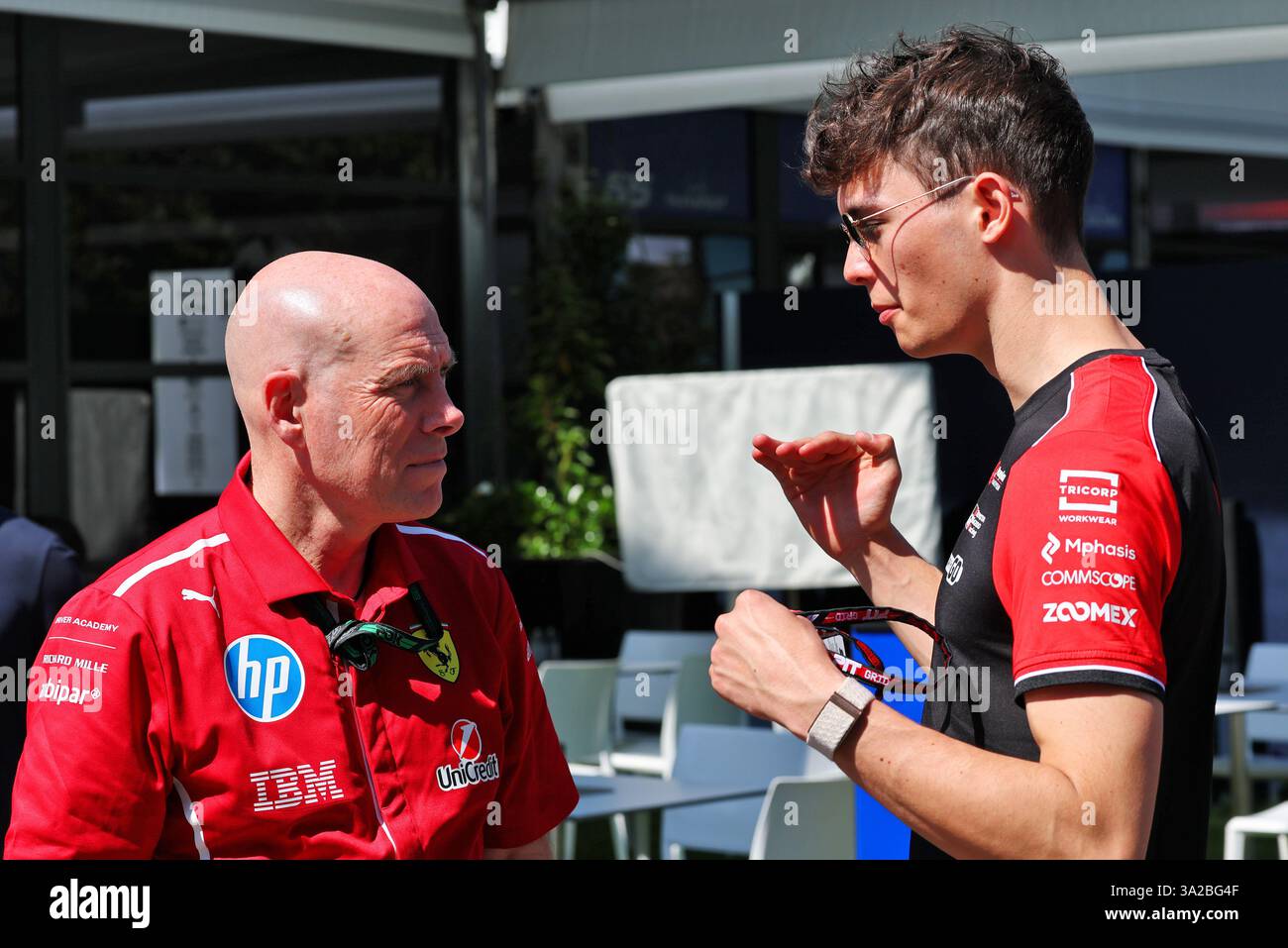(L to R): Jock Clear (GBR) Ferrari Senior Performance Engineer with Oliver Bearman (GBR) Haas F1 ...