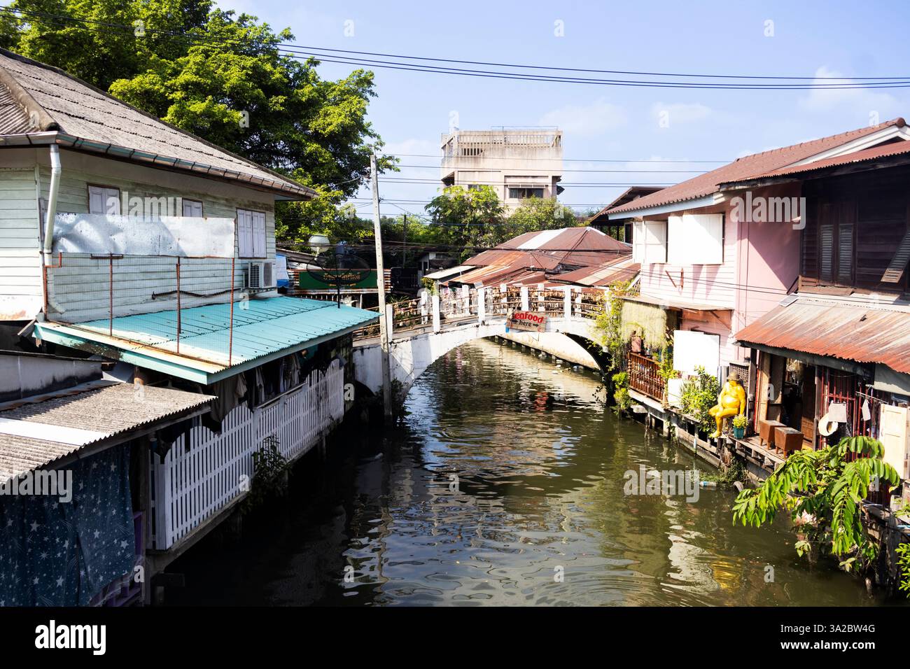 View landscape of riverside Khlong Bang Luang Floating Market and ...