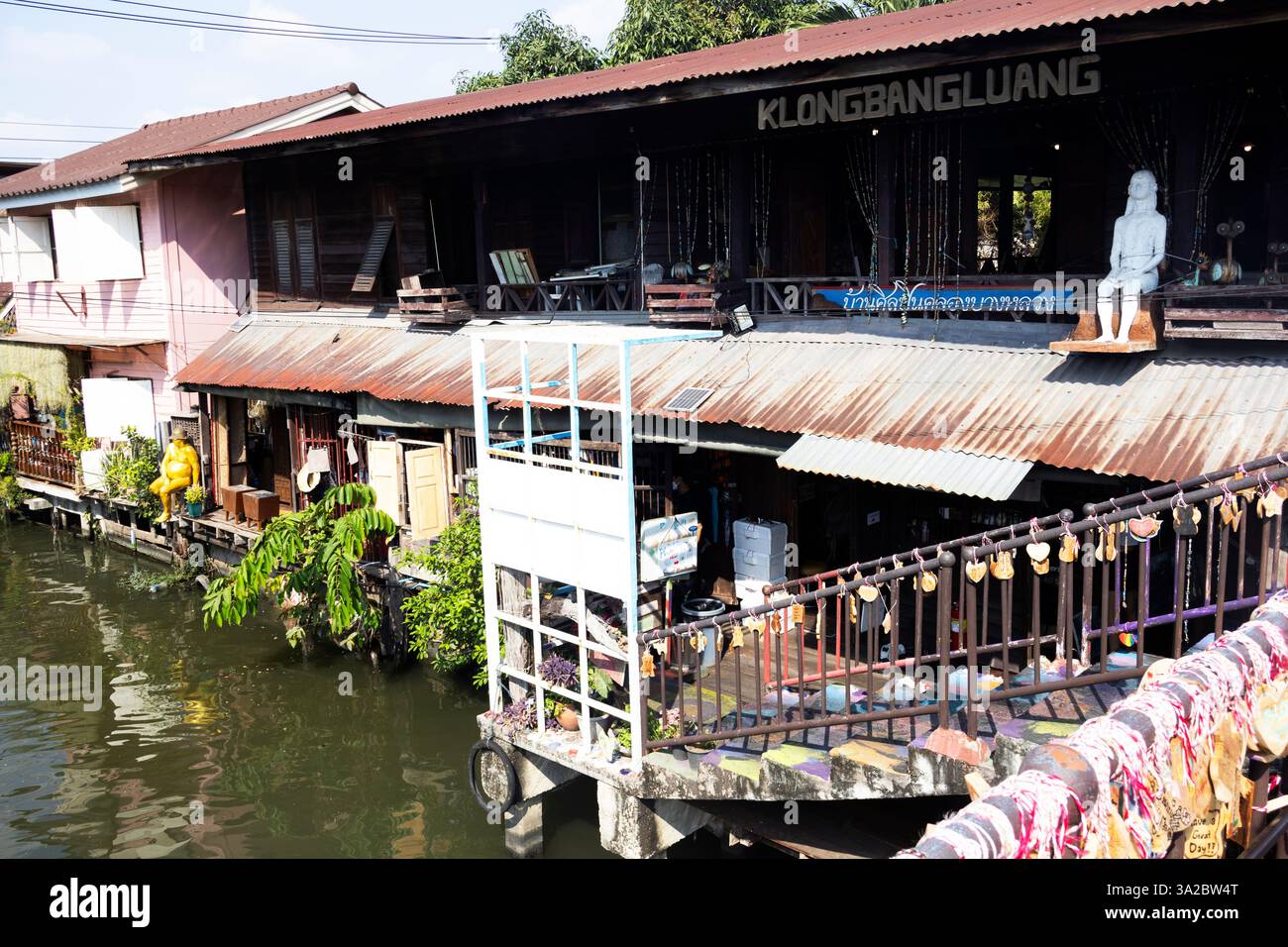 View landscape of riverside Khlong Bang Luang Floating Market and ...