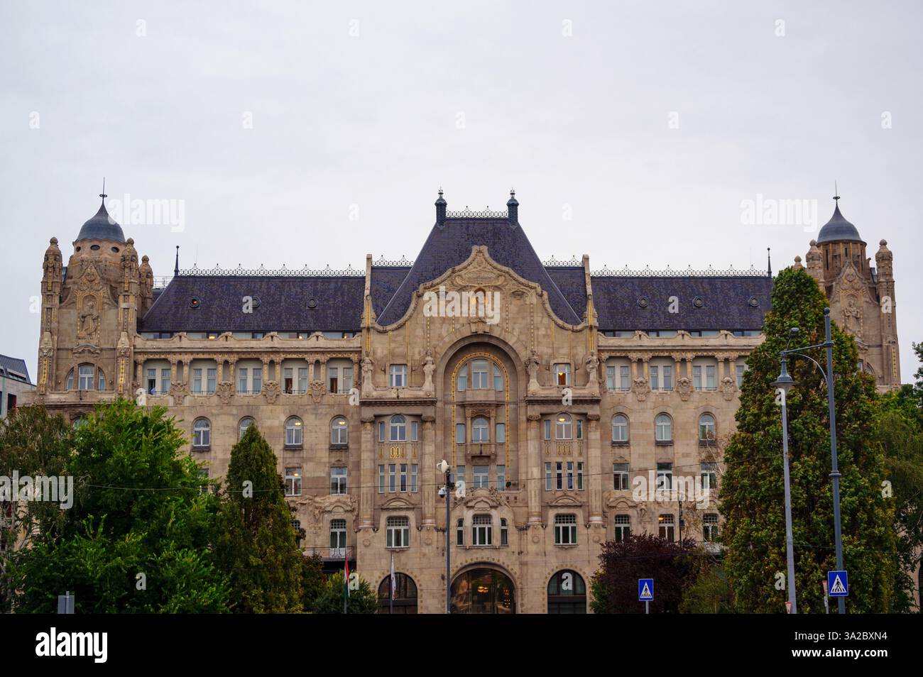 Gresham palace palota building hi-res stock photography and images - Alamy