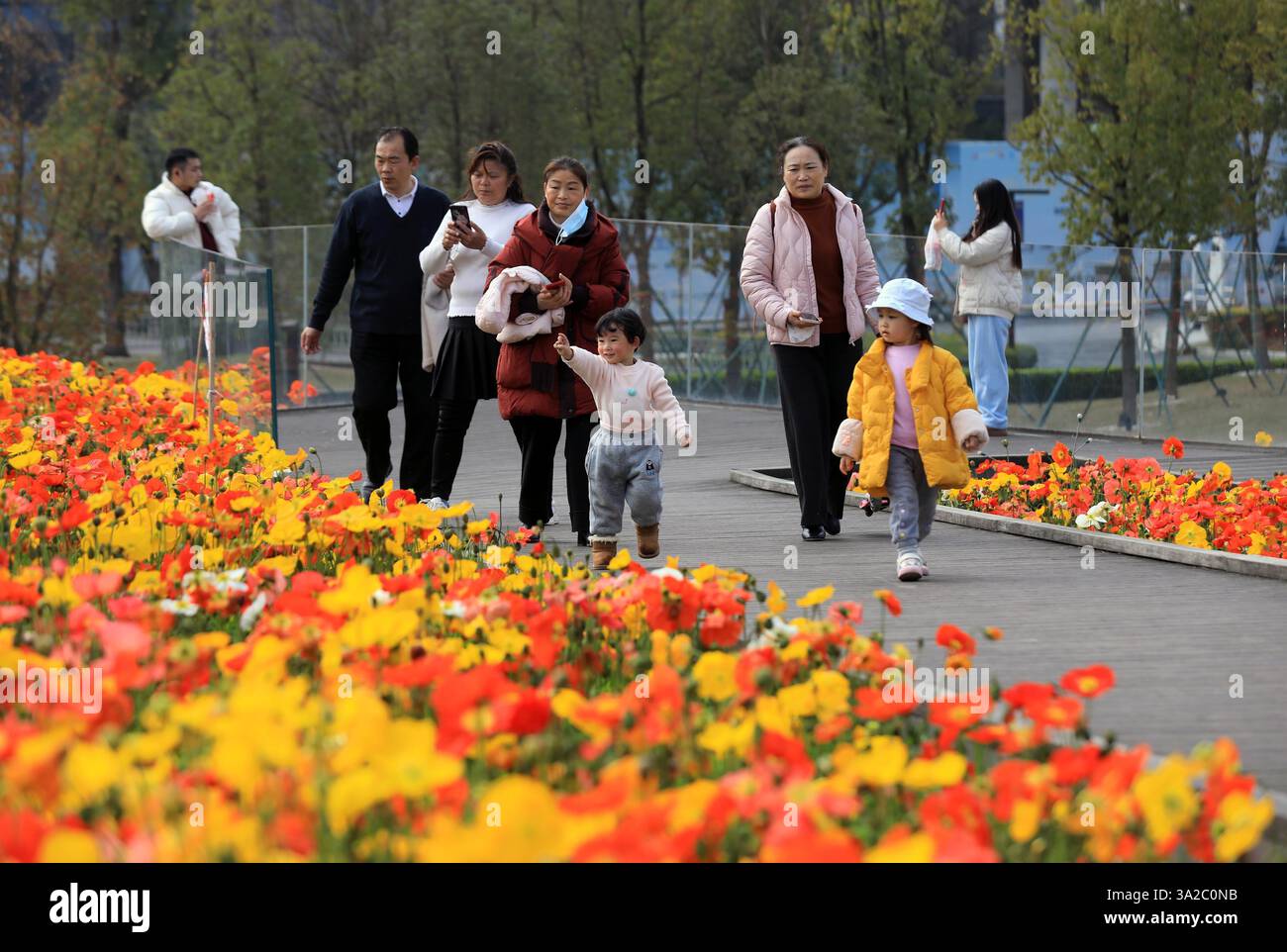 **CHINESE MAINLAND, HONG KONG, MACAU AND TAIWAN OUT** Tourists admire ...