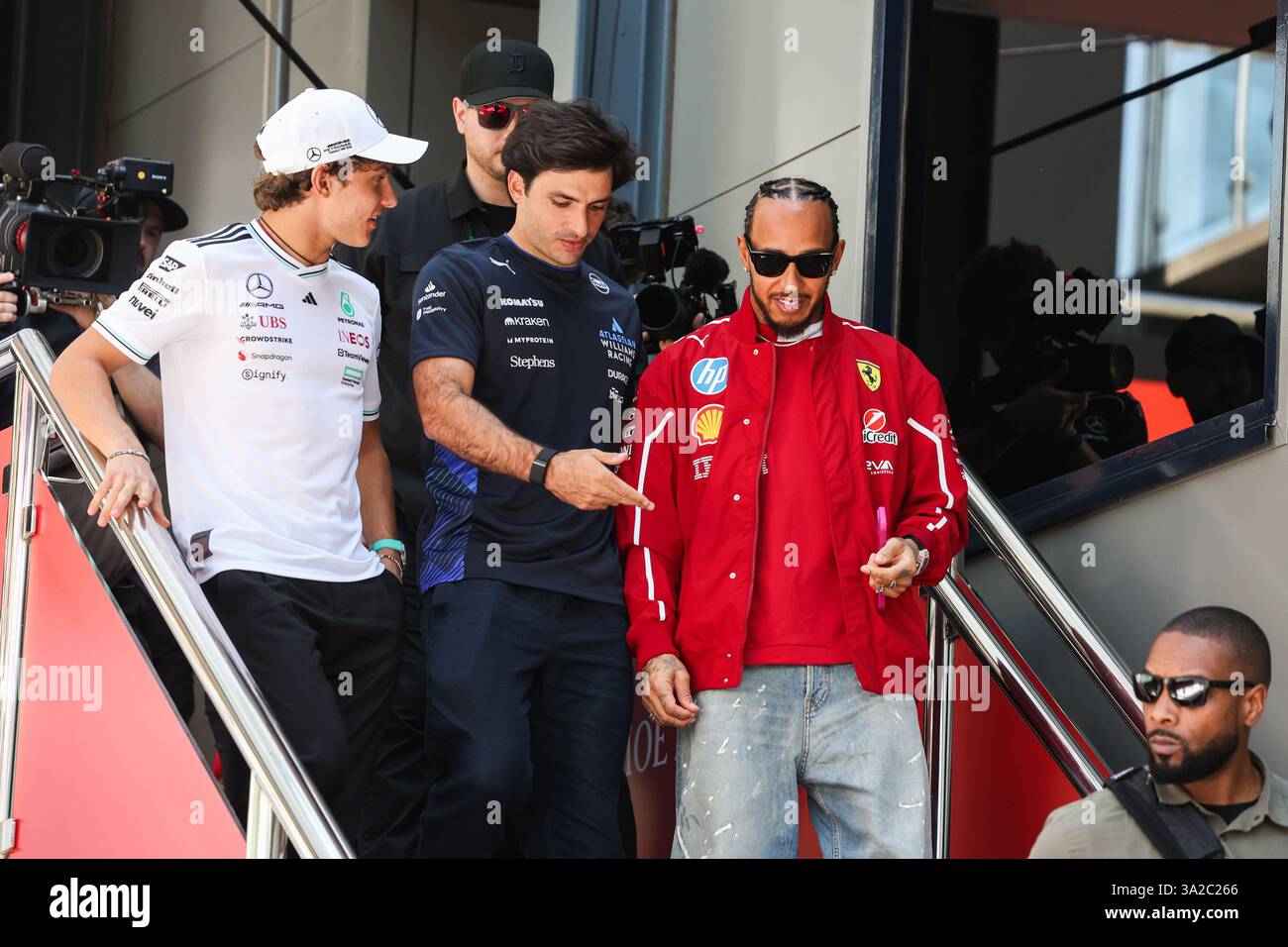 KIMI ANTONELLI Andrea (ita), Mercedes AMG F1 Team W16, SAINZ Carlos (spa), Williams Racing FW47 ...