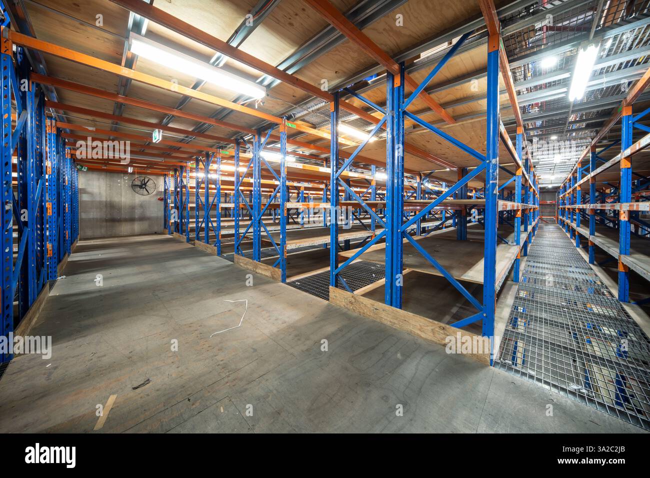 Empty warehouse racking Stock Photo - Alamy