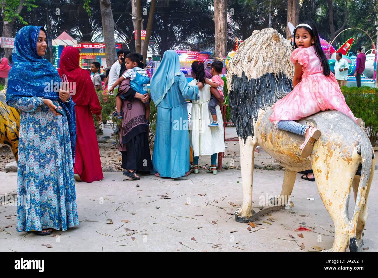 Public sculpture bangladesh hi-res stock photography and images - Alamy