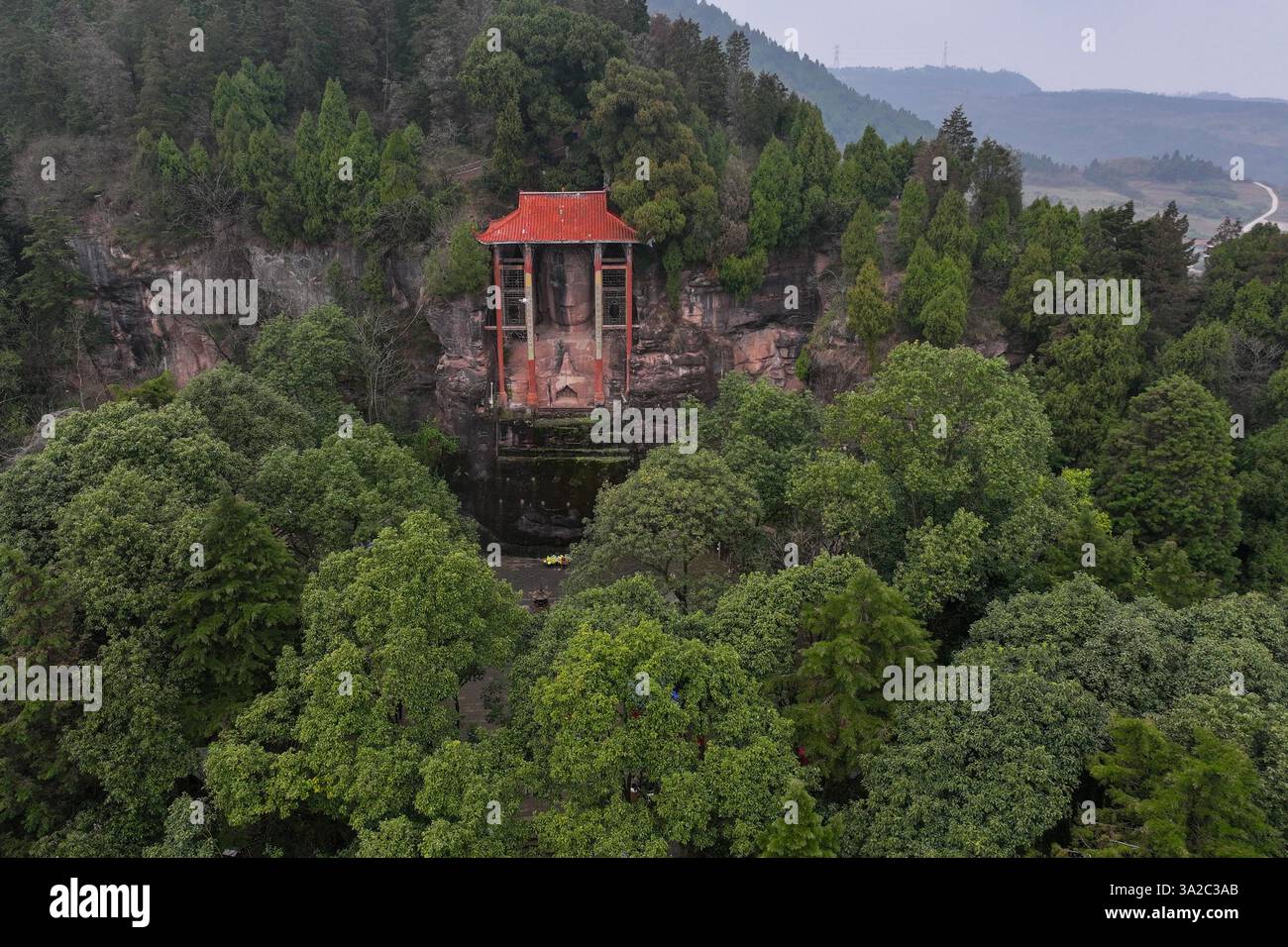 **CHINESE MAINLAND, HONG KONG, MACAU AND TAIWAN OUT** Tourists watch ...